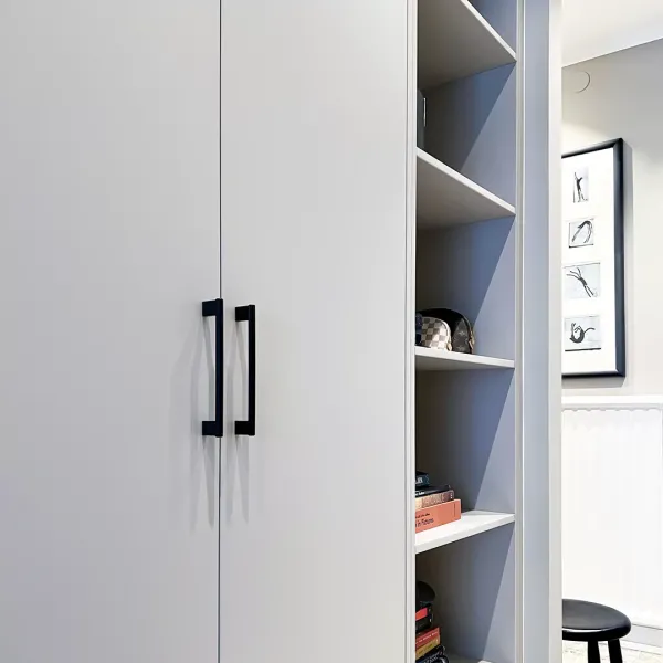 Stilren garderob med öppen hylla | DecoForm